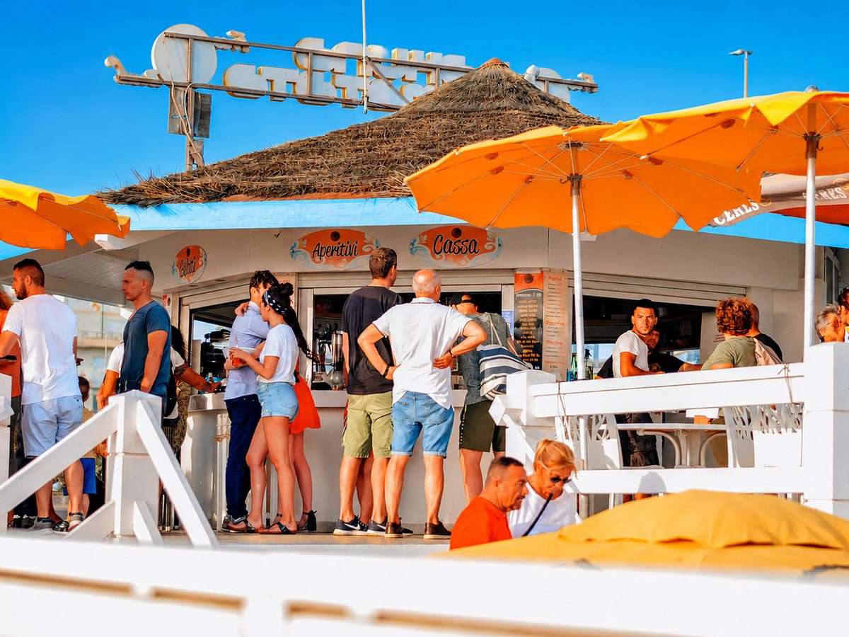 A Ostia ha riaperto l’unico chiosco su spiaggia libera del litorale