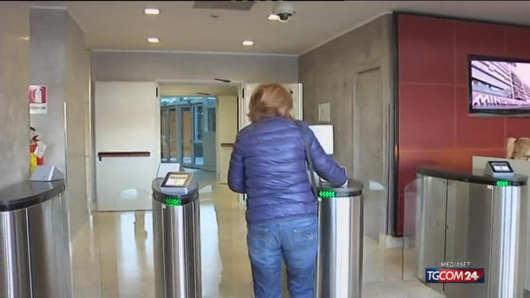 Varese, impiegata neomamma si addormenta sul divano e viene licenziata ...