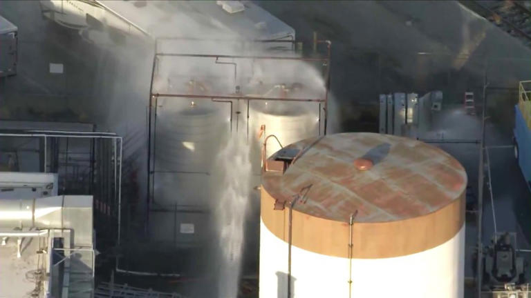 Thousands evacuated as 34,000-gallon tank spewing toxic chemicals in ...