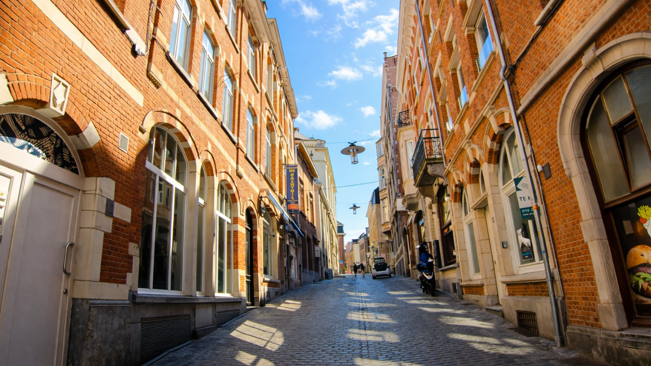 A scenic walk around Leuven city center (4K)