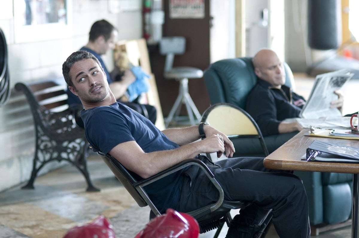 Que signifie saluer une personne sans se lever de sa chaise, selon la ...