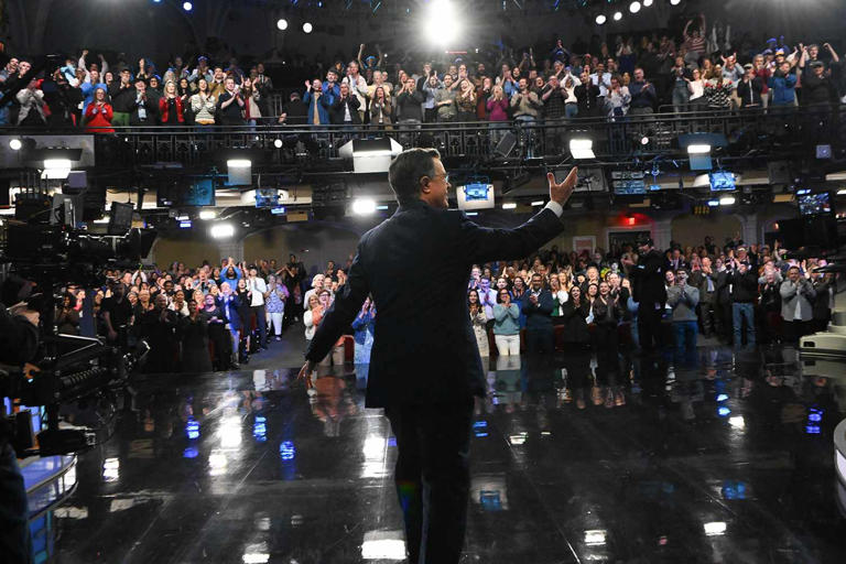 Stephen Colbert's "The Late Show" ends with a reality-bending wormhole ...