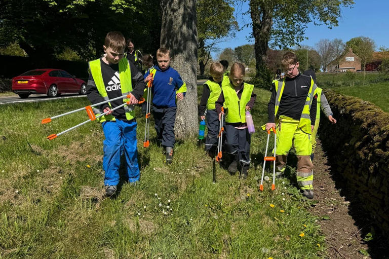 Youngsters from Scarborough primary schools complete community litter picks