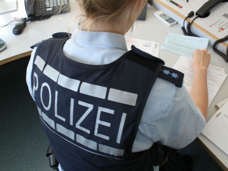 Polizei-News Soest, 22.05.26: Rechtsradikale Symbole in Haustür geritzt