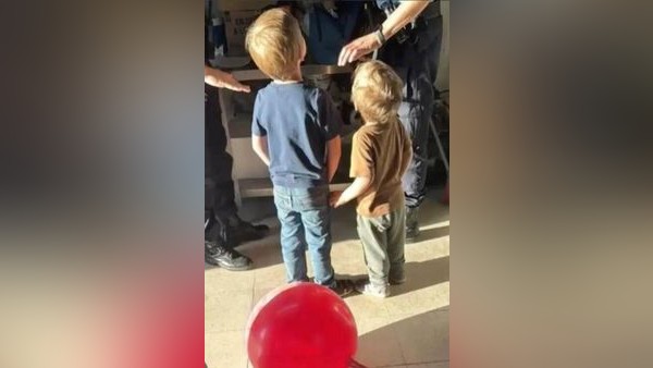 Kinder mit verbundenen Augen im Wald ausgesetzt – Mutter und Partner in ...