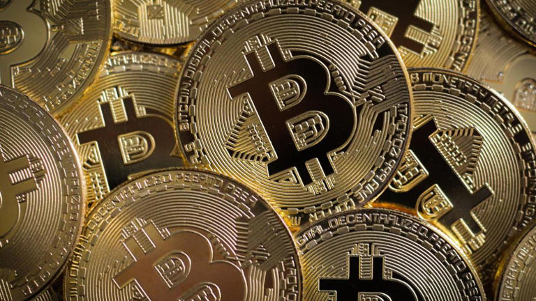 El 'oro digital' se tambalea: Bitcoin pierde casi 49 mil dólares en su ...