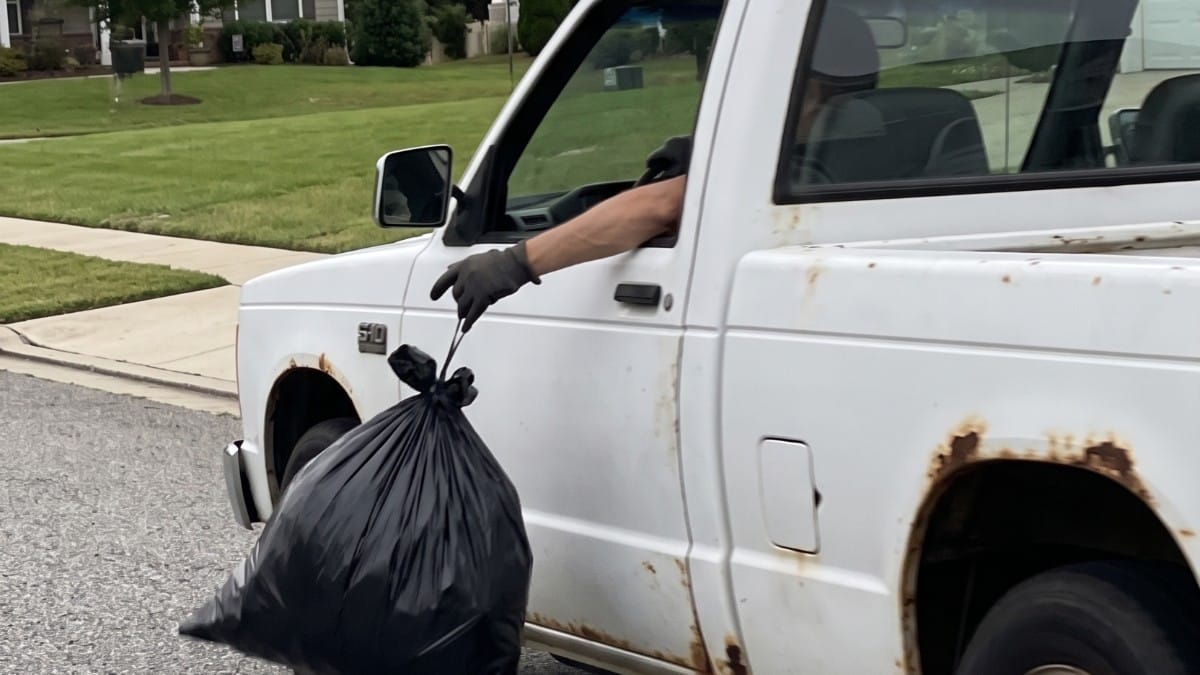 Black bag thrown from a moving pick-up: its contents leave witnesses ...
