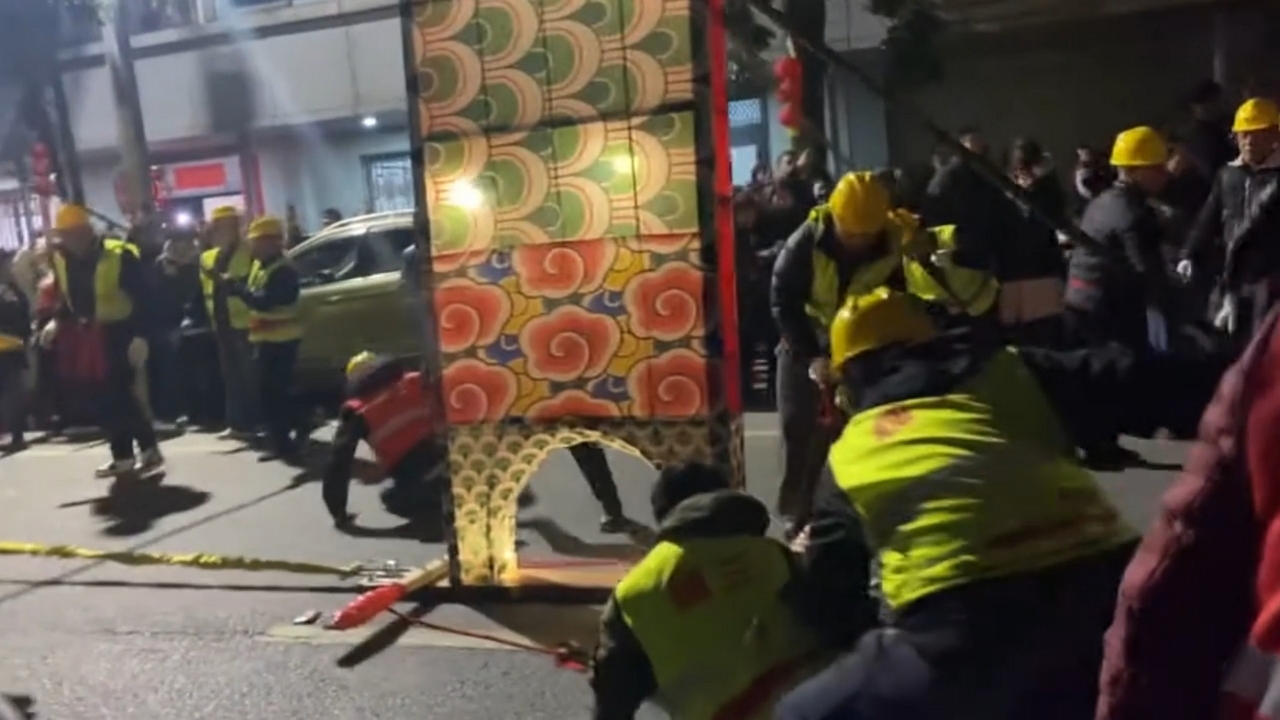 Performer collapses during traditional dragon lantern procession in ...