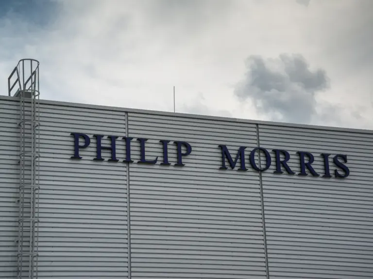 Philip Morris spustil výrobu nikotinových sáčků, investoval přes dvě ...