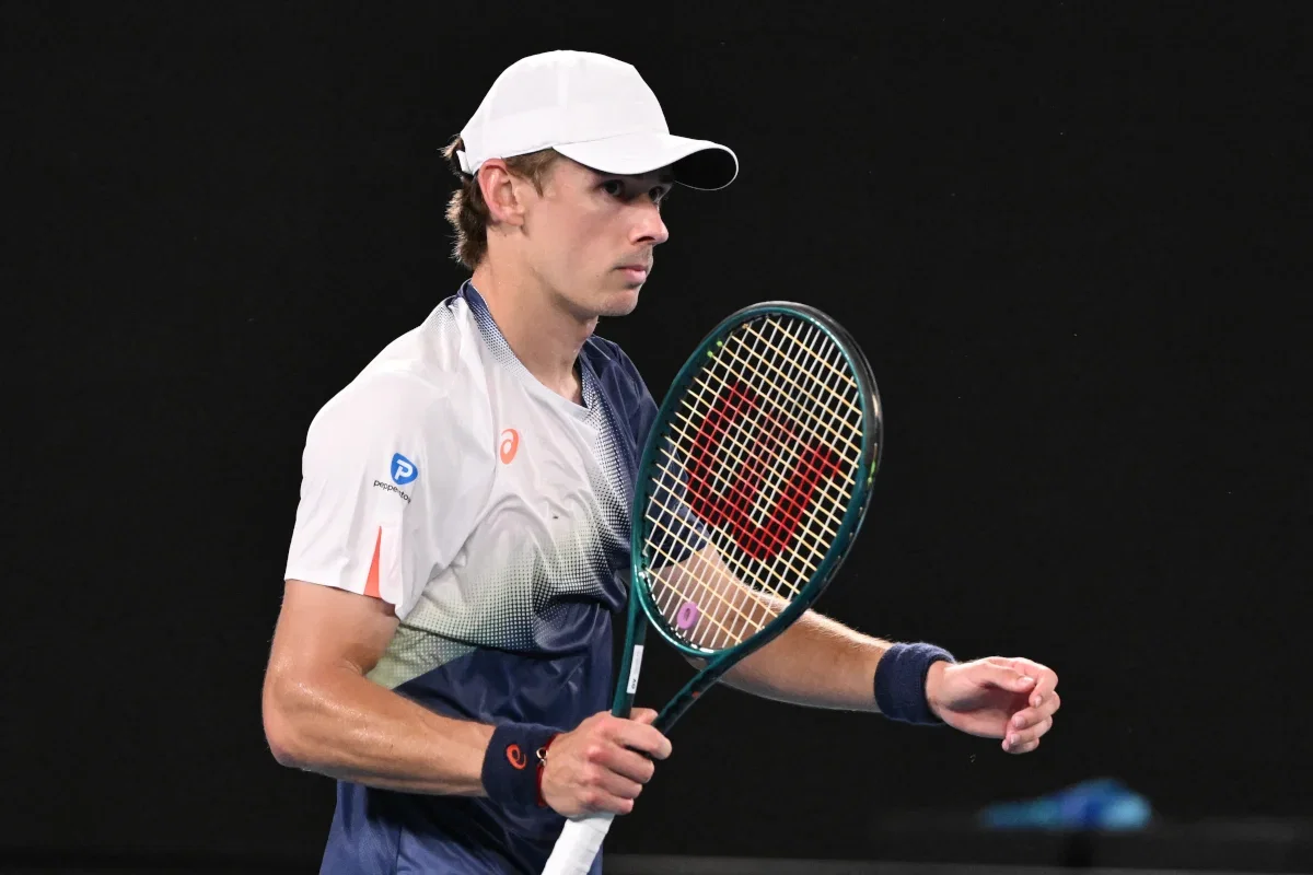 Video: De Minaur wins spectacular match point rally to defeat Darderi ...