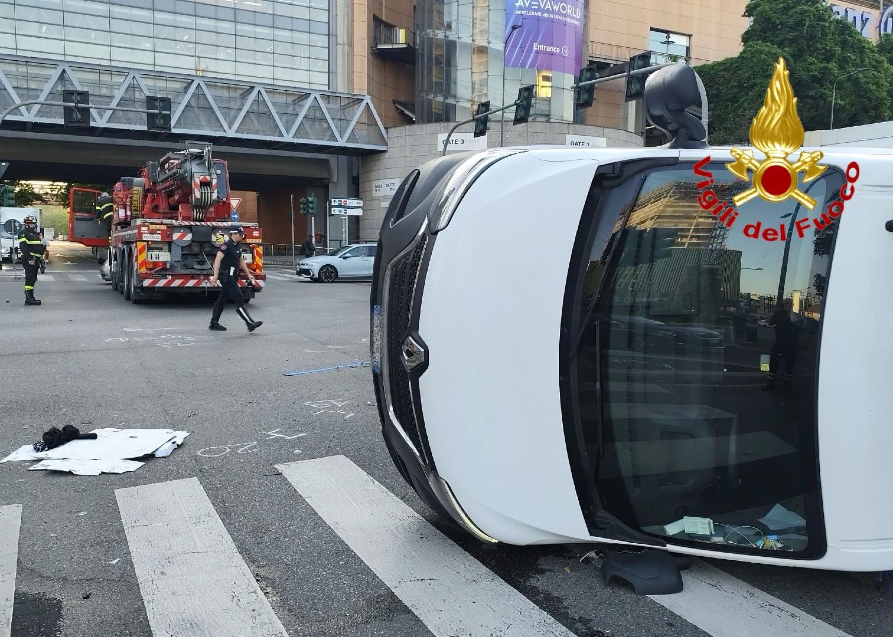 Scontro tra auto e furgone che porta pane a Milano, un ferito
