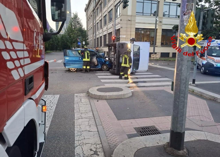 Scontro tra auto e furgone che porta pane a Milano, un ferito