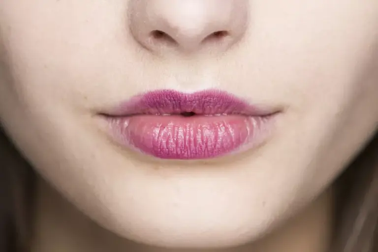 Klasické rtěnky jsou pasé. Ke slovu se dostávají lip stains, které ...