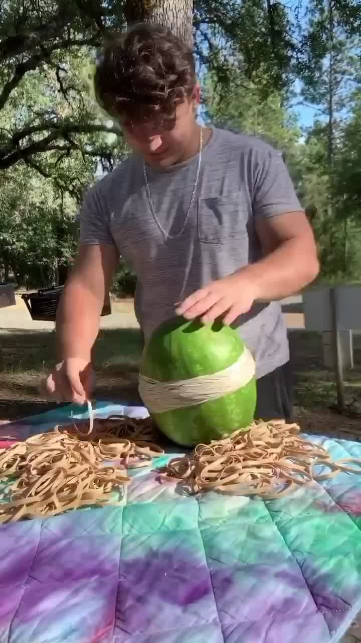 Watermelon vs rubber bands challenge: Unreal result with epic explosion