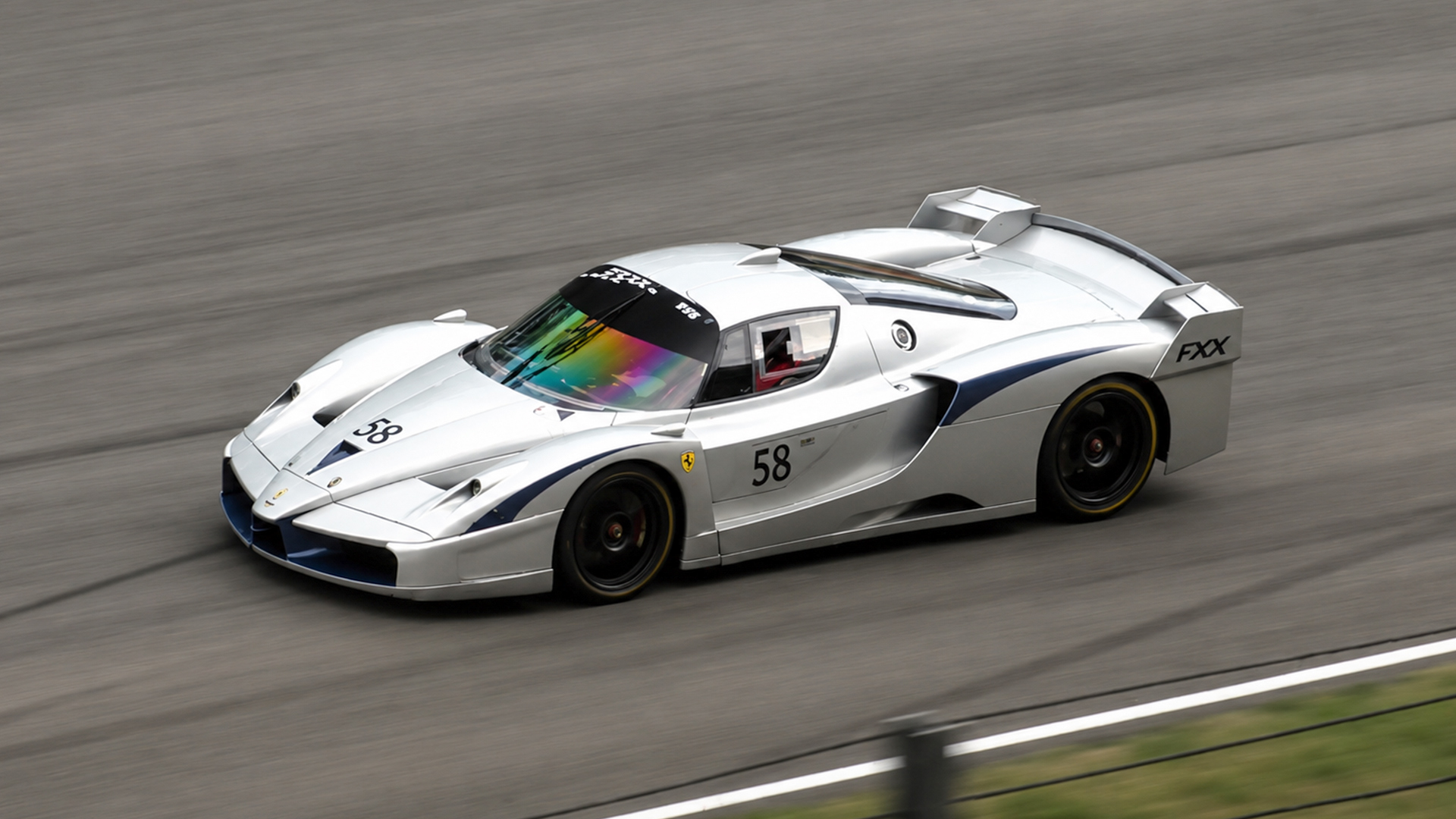 Iconische Ferrari FXX van 4.000.000 dollar op het circuit