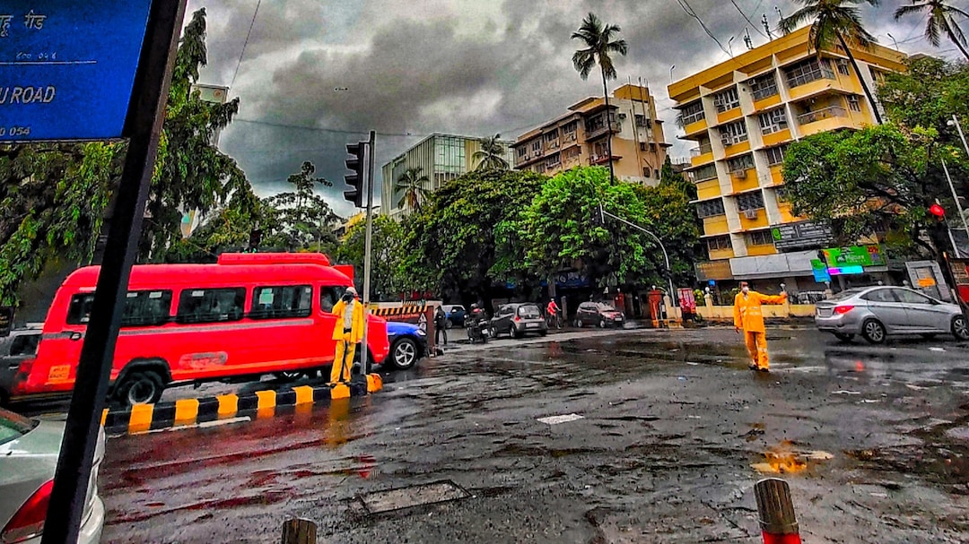 Mumbai rains: Heavy showers bring relief from rising temperatures in ...