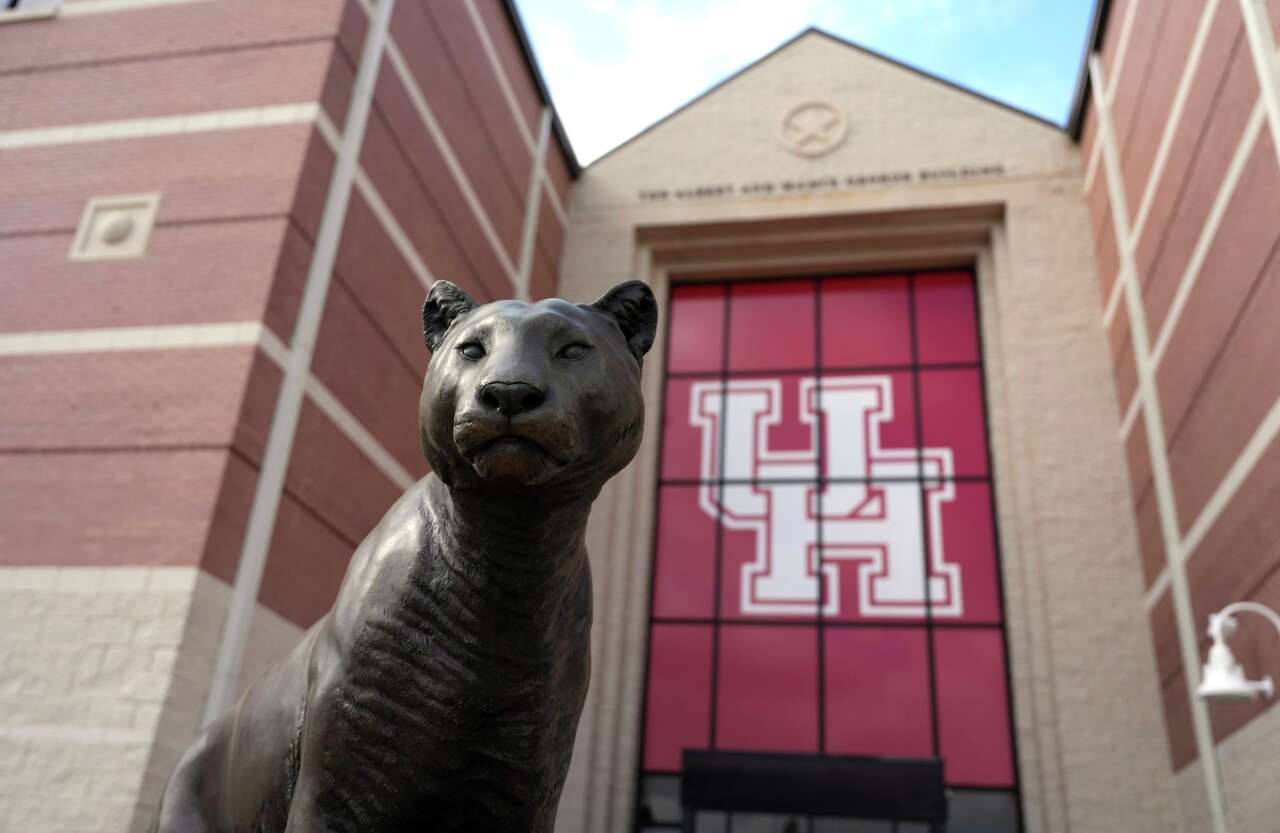 UH System approves $2.67 billion budget, boosts graduate assistant pay