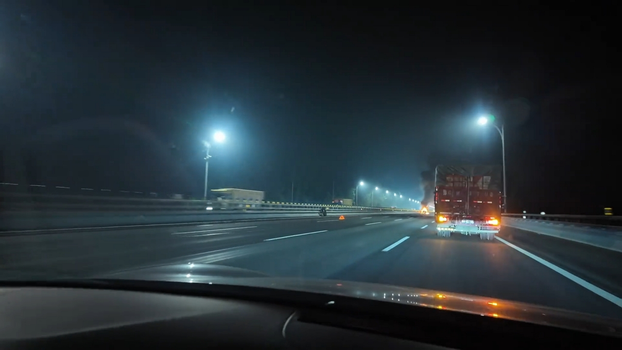 Burning truck explodes on highway in Henan, China
