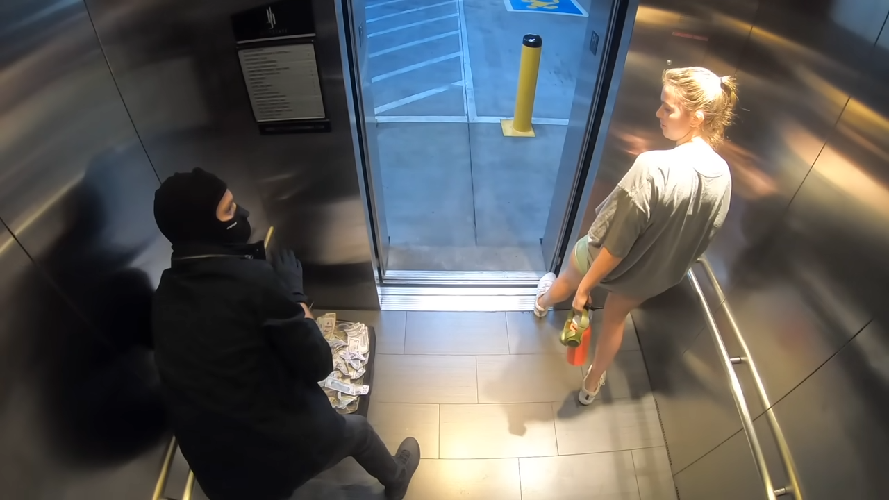 Bank robber leaves bystanders in fear and confusion