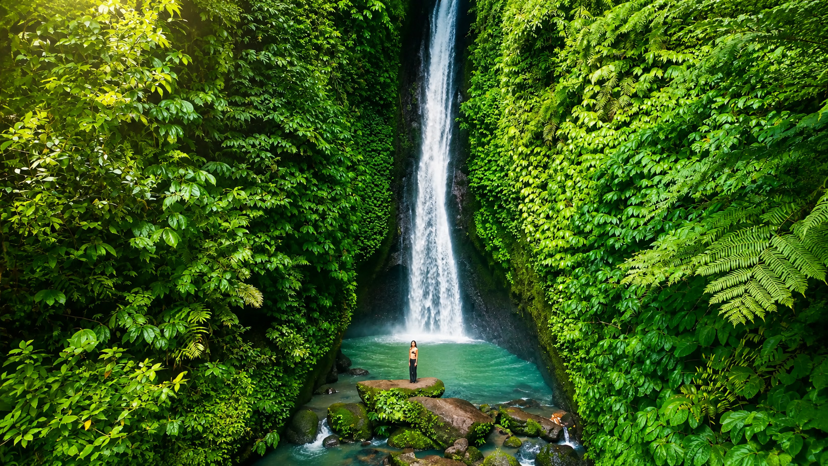Leke Leke-waterval diep verborgen in het tropische bos van Bali