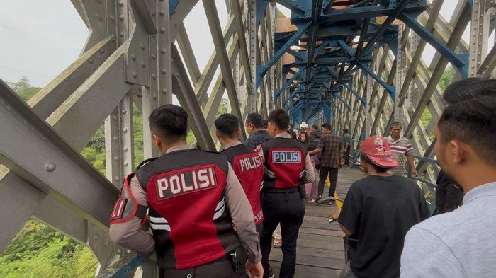 Pria lansia diduga loncat dari Jembatan Cirahong, sempat jajan dan ...