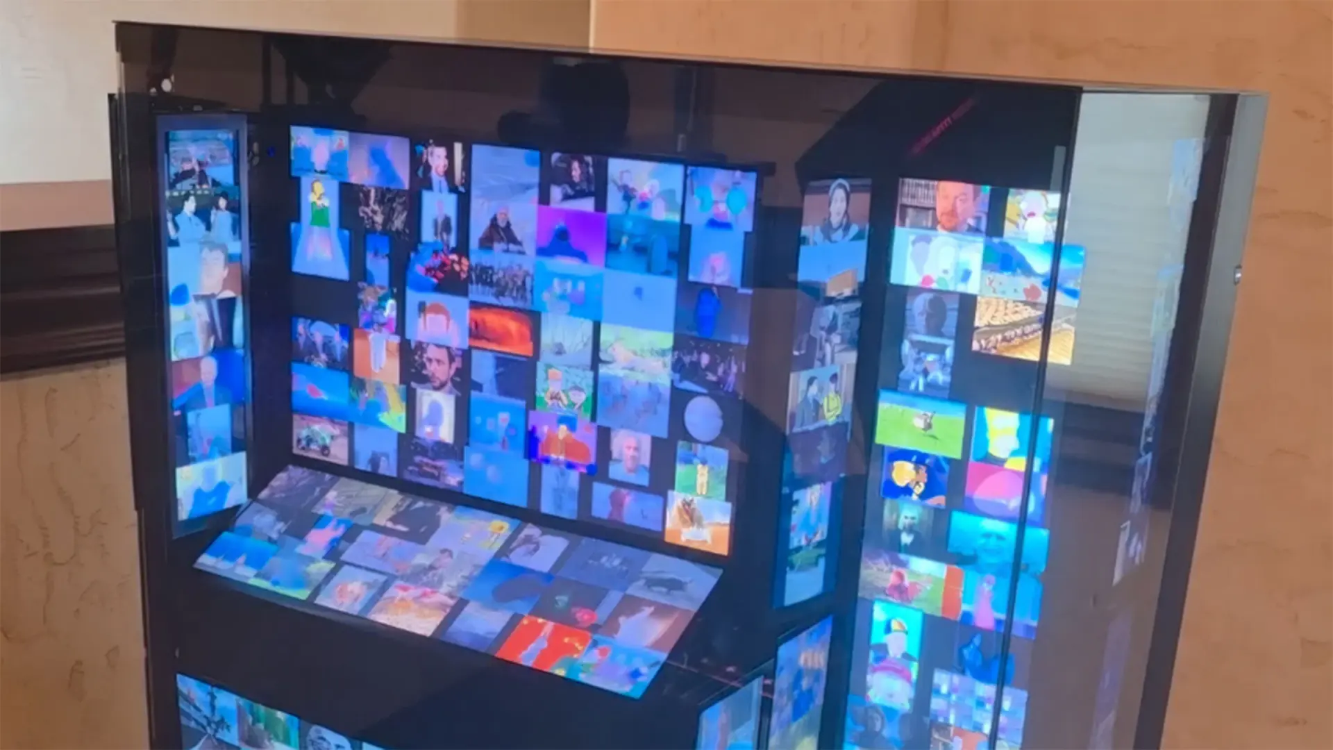 Crean un PC gaming con 13 pantallas internas y 15.000 GIFs en bucle