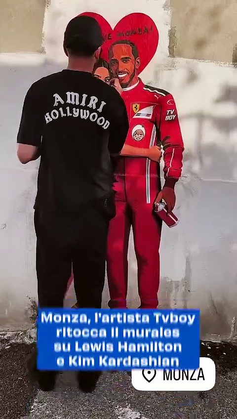 Monza l'artista TVboy ritocca il murales su Lewis Hamilton e Kim Kardashian