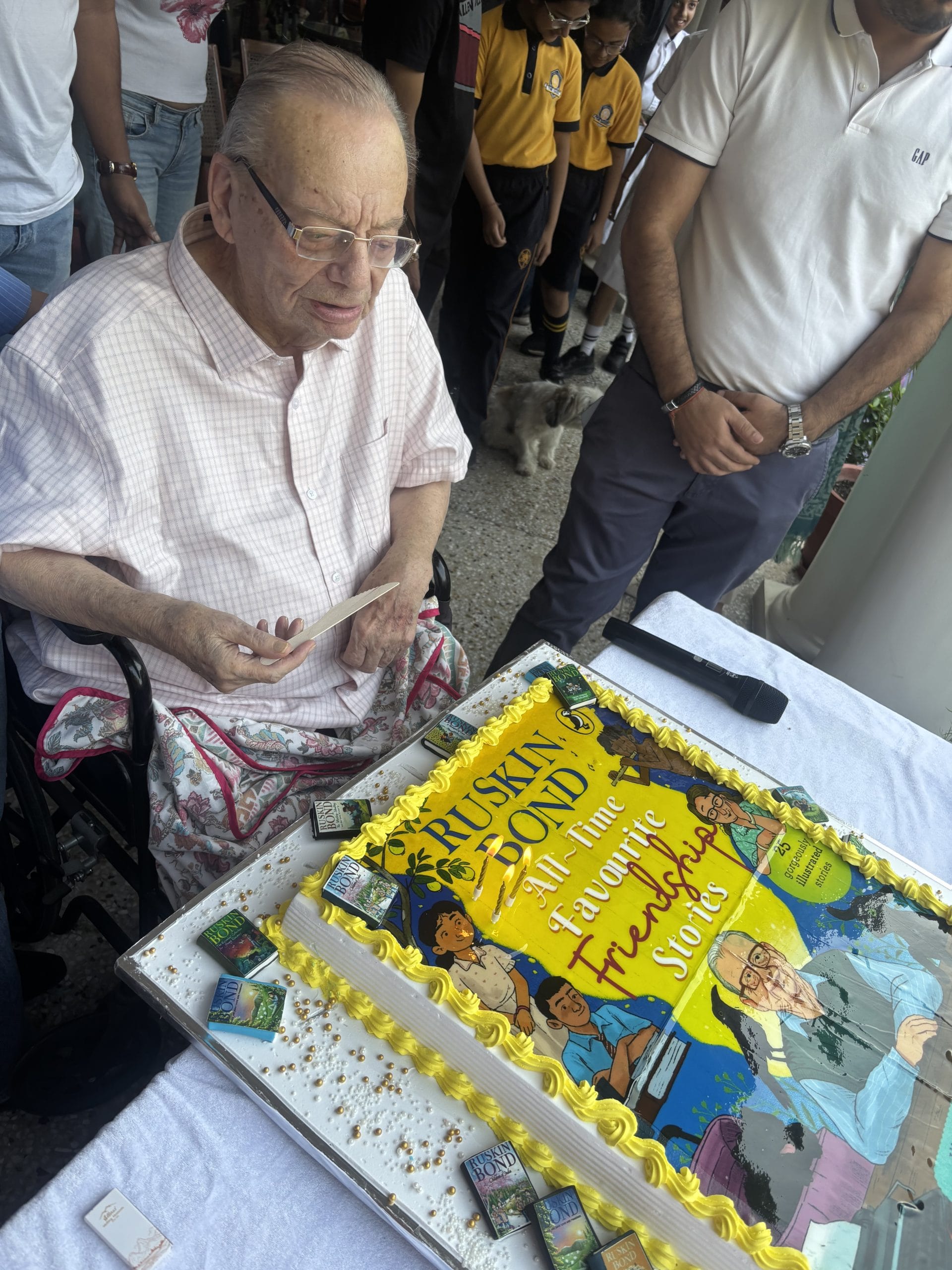 The name is Bond. How Ruskin Bond climbed Feroz Shah Kotla wall to see ...