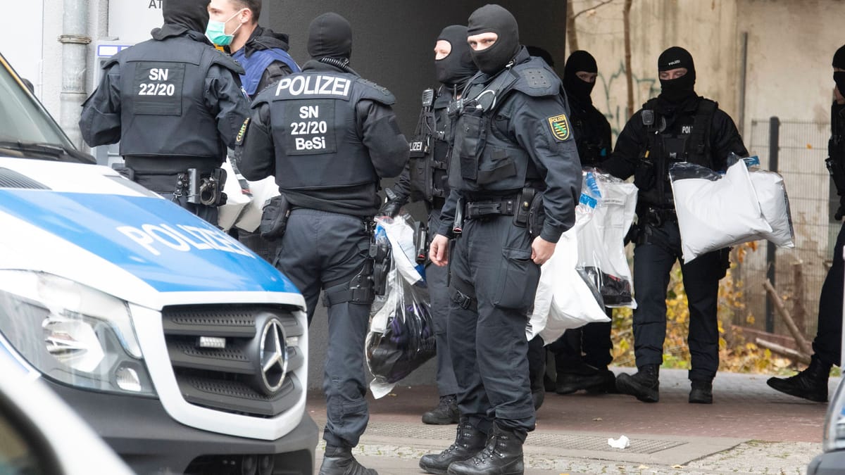Rollerfahrer schießen auf vier Clan-Mitglieder
