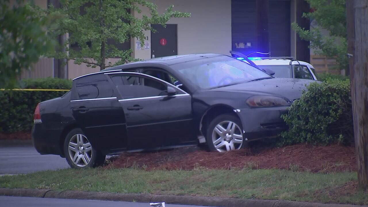 Police investigate double shooting in southwest Charlotte