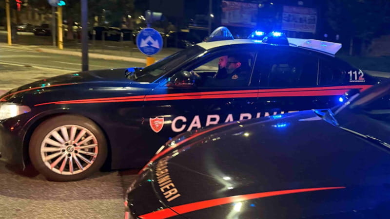 Rapinano una donna e travolgono un motorino nella fuga: ragazza di 24 ...
