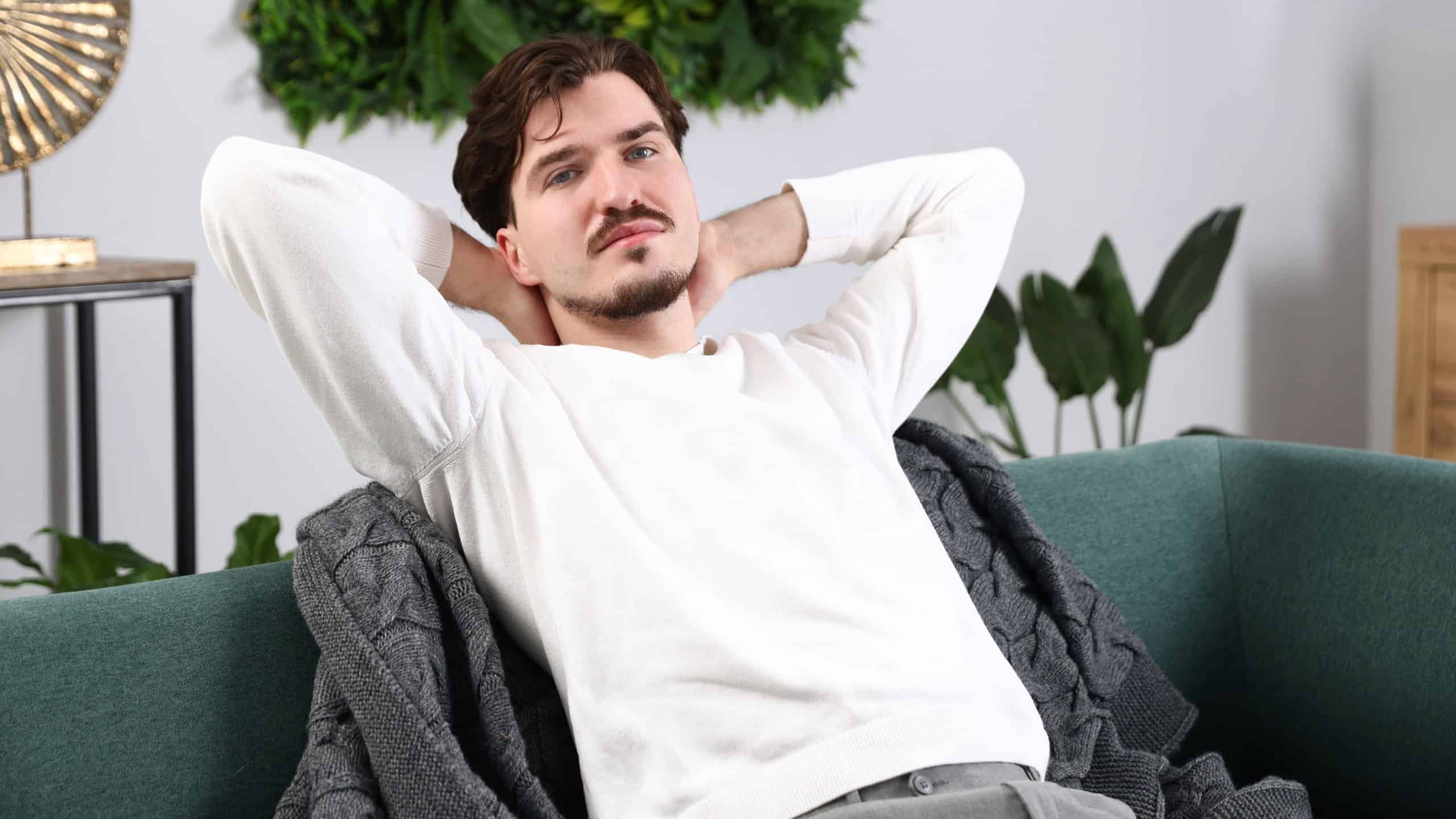 Men with very few friends and visitors often have these 10 traits
