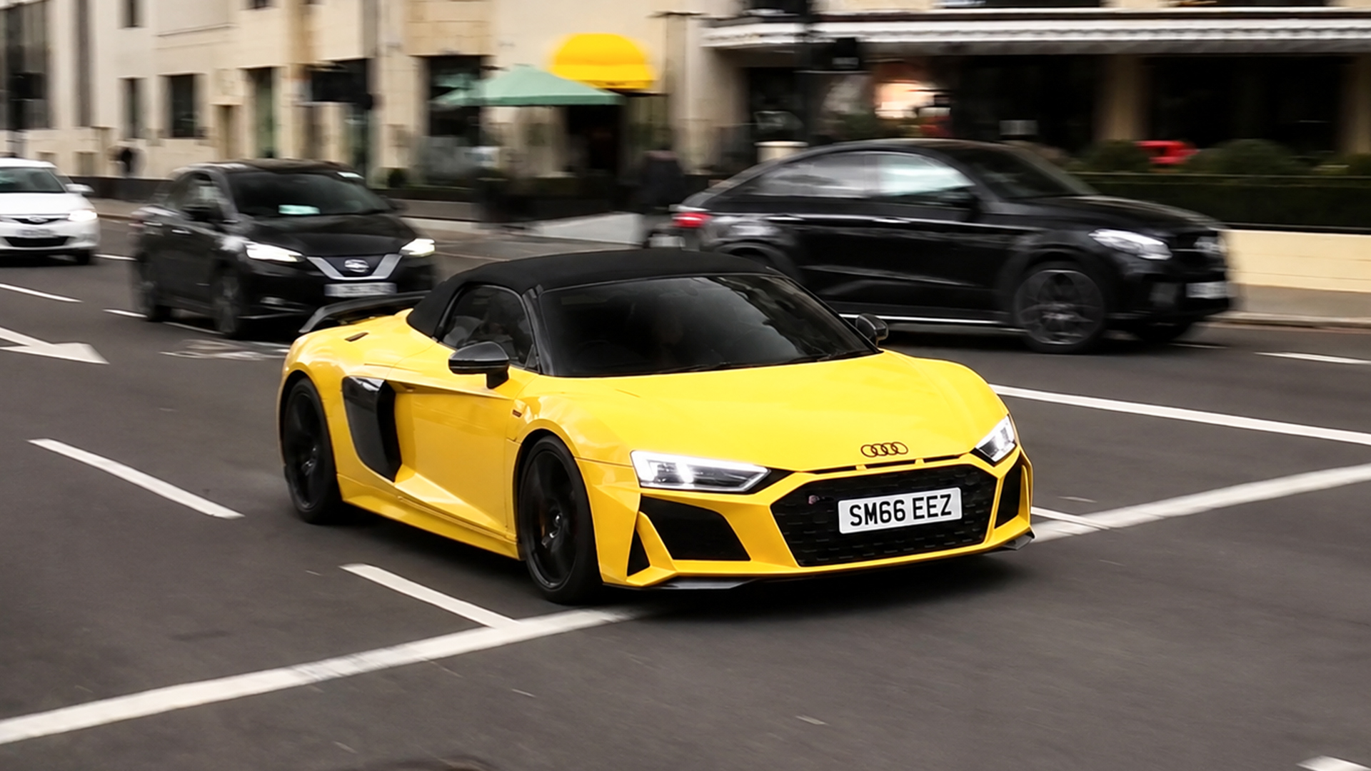 Millionaire’s Audi R8 Spyder gliding along London streets