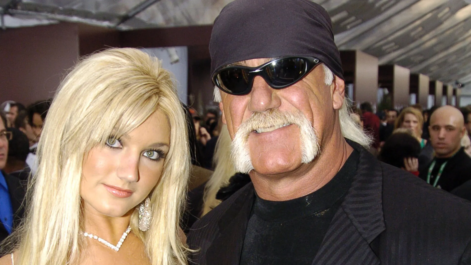 Em biquíni na praia, filha de Hulk Hogan confessa: "Muitas lágrimas"