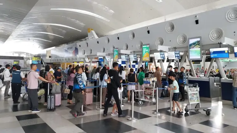 A gate agent reveals 6 behaviors that calm boarding anxiety and get ...