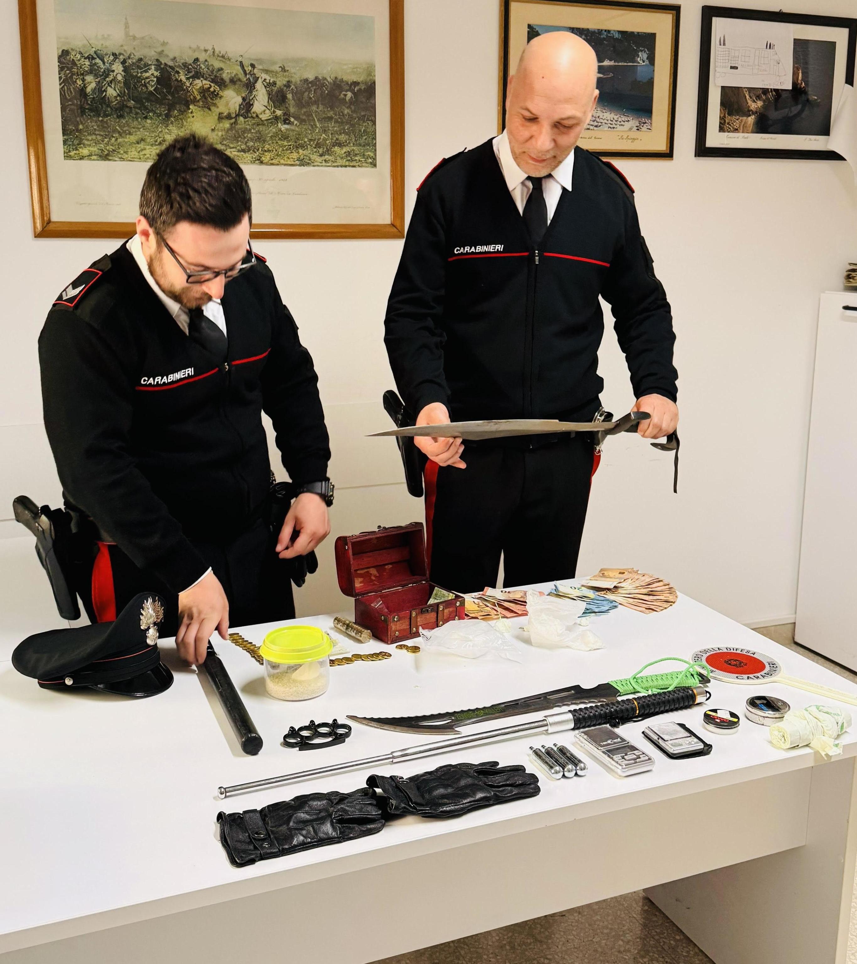 In casa 140 grammi di cocaina, machete e tirapugni, arrestato a Porto ...