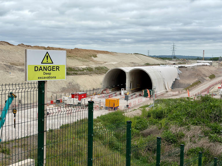 HS2 bosses enjoy £500 taxpayer-funded dinners as project costs spiral