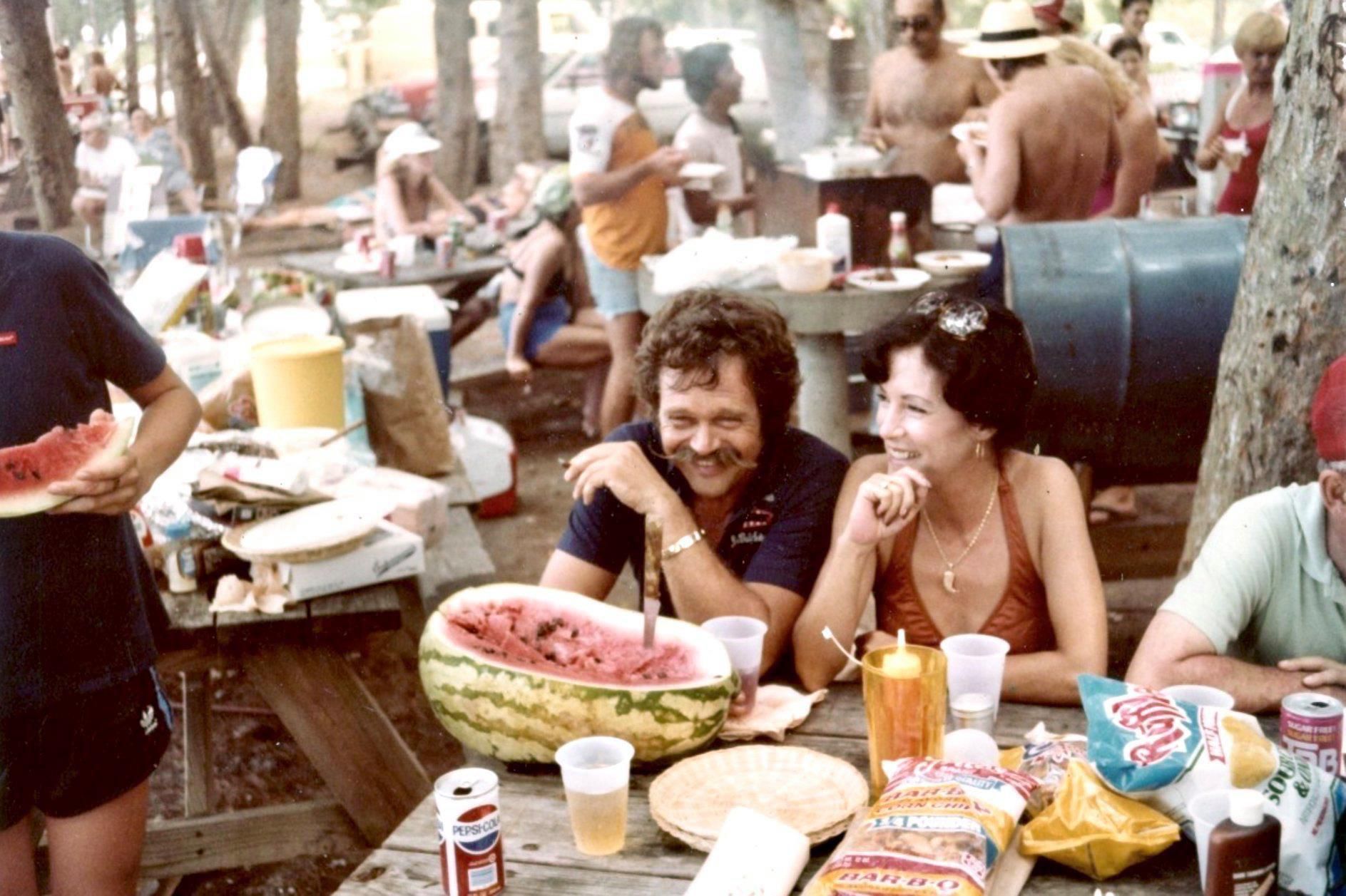 18 vintage photos of 1970s summer cookouts