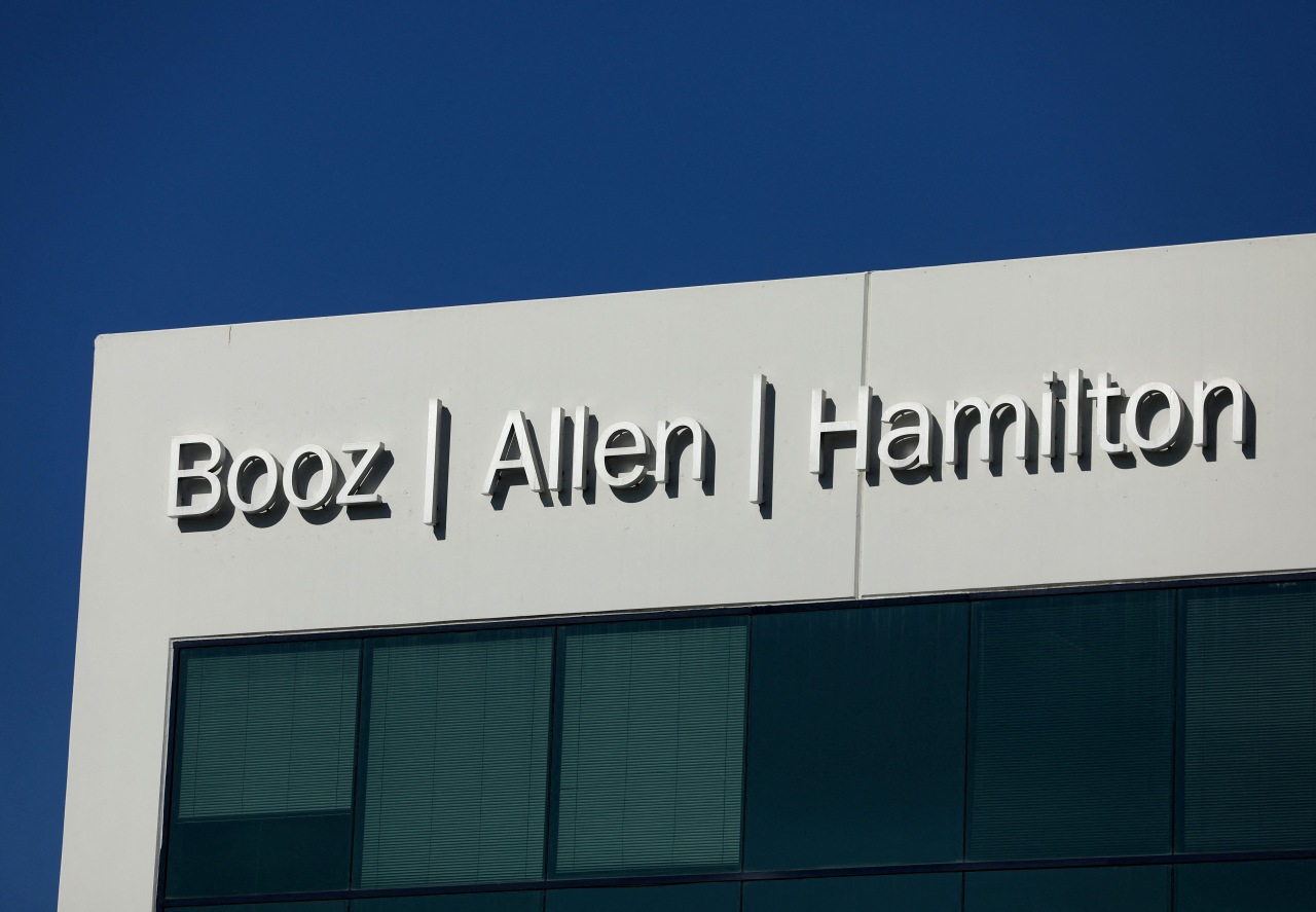 Booz Allen profit rises amid cost cutting
