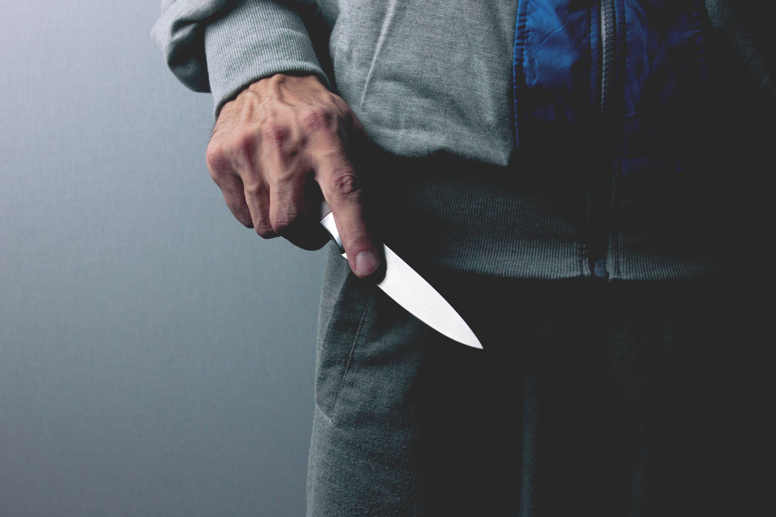 Slag, spark, trusler og kniv: Nu skal 30-årig mand for retten