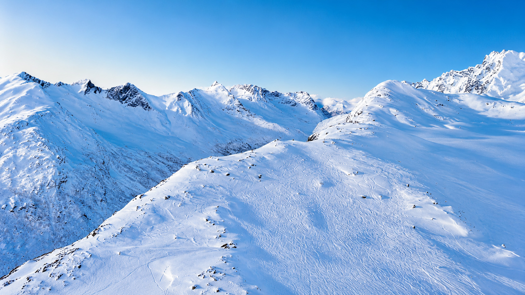 Una interminable cordillera helada perdida en el silencio del invierno