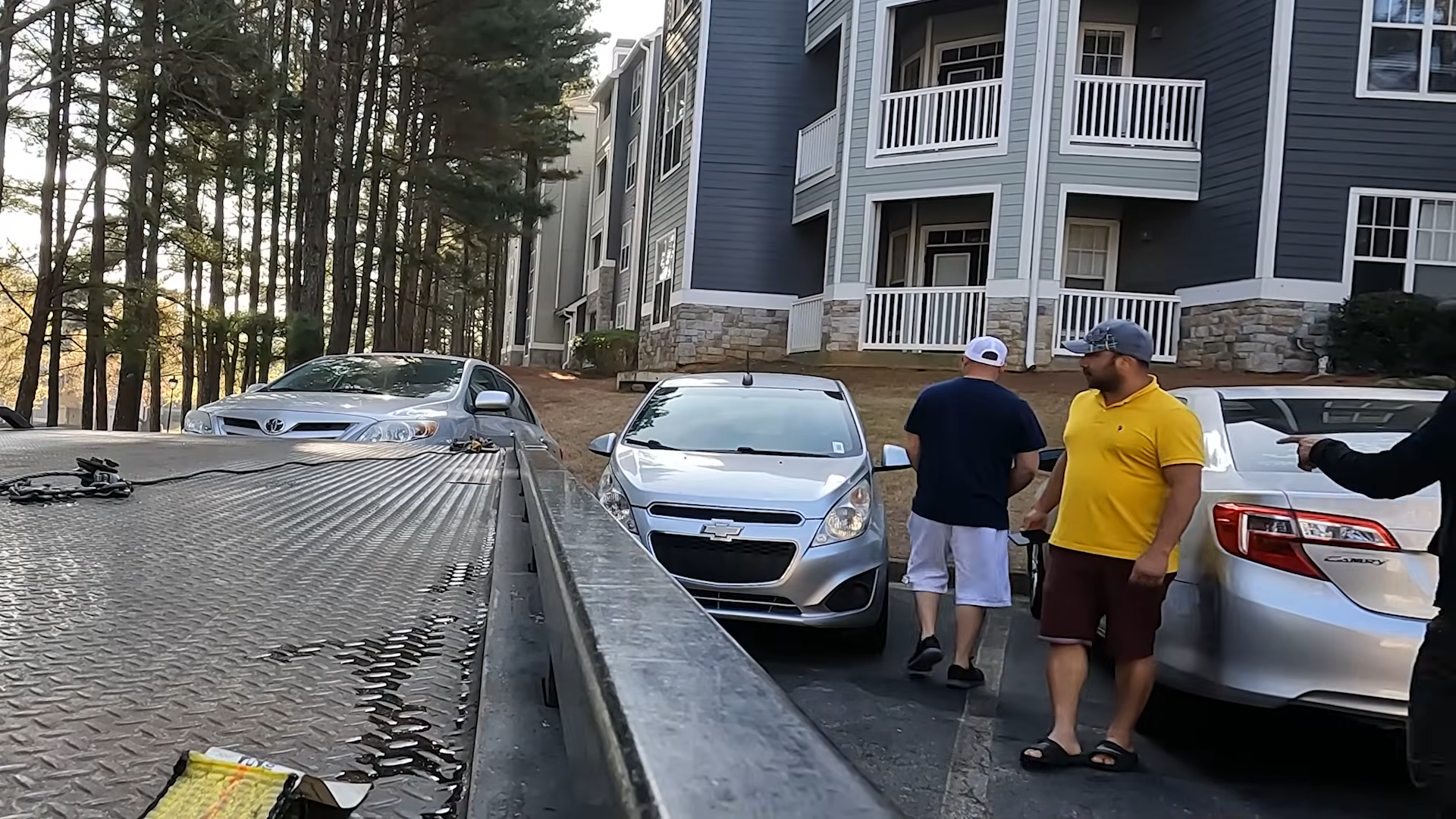 Tow scene spirals out of control after driver starts threatening everyone