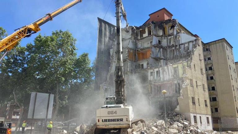 Derriban los últimos bloques con aluminosis de Sant Roc en Badalona