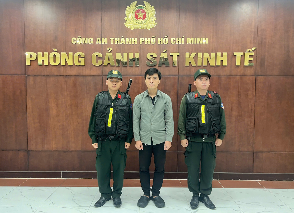 Điểm bán hàng nghìn đôi giày giả trên Shopee bị phát hiện