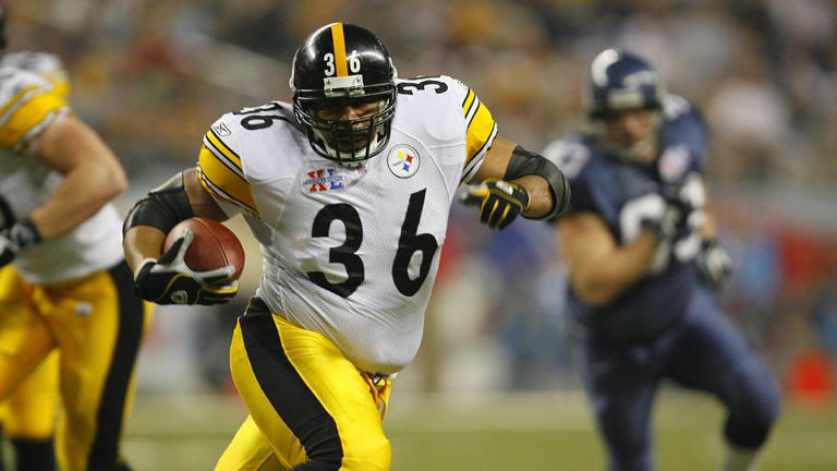 Taylor Swift has hysterical reaction to Steelers' Jerome Bettis