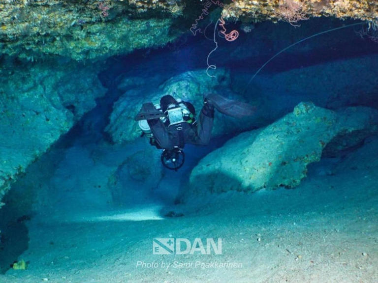 Buio, sabbia e strettoie: la trappola della caverna