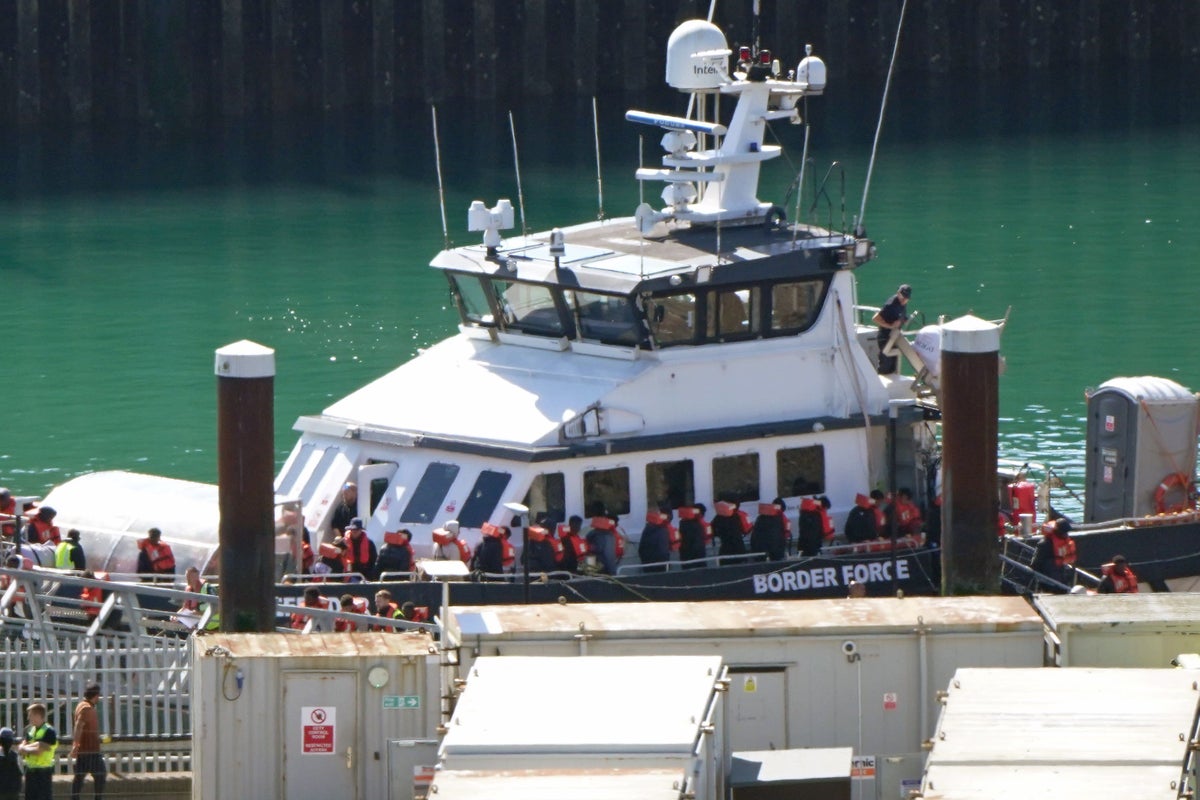 First migrants cross English Channel in nearly two weeks