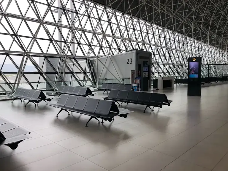 A gate agent reveals 6 behaviors that calm boarding anxiety and get ...