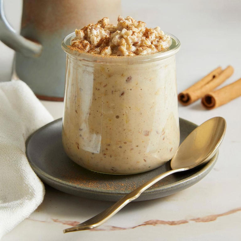 Cinnamon roll overnight oats