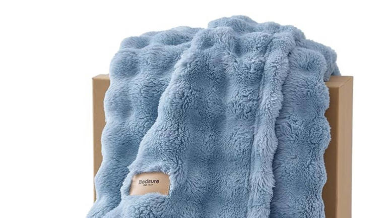 Amazon's $16 fluffy blanket is a cooling favorite for hot sleepers ...